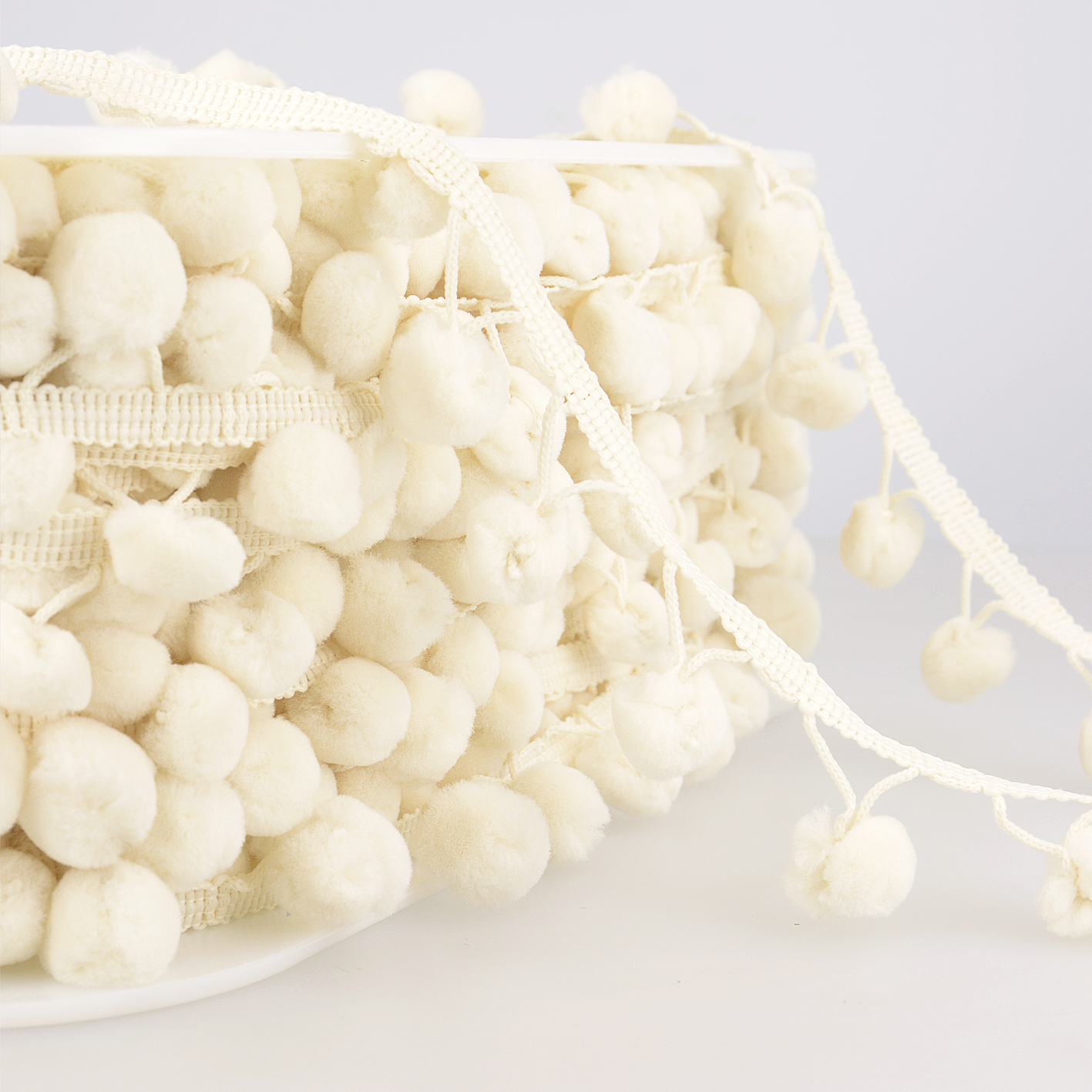 Trim: Pom Pom: 25m x 15mm: Ivory - Stephanoise - Groves and Banks
